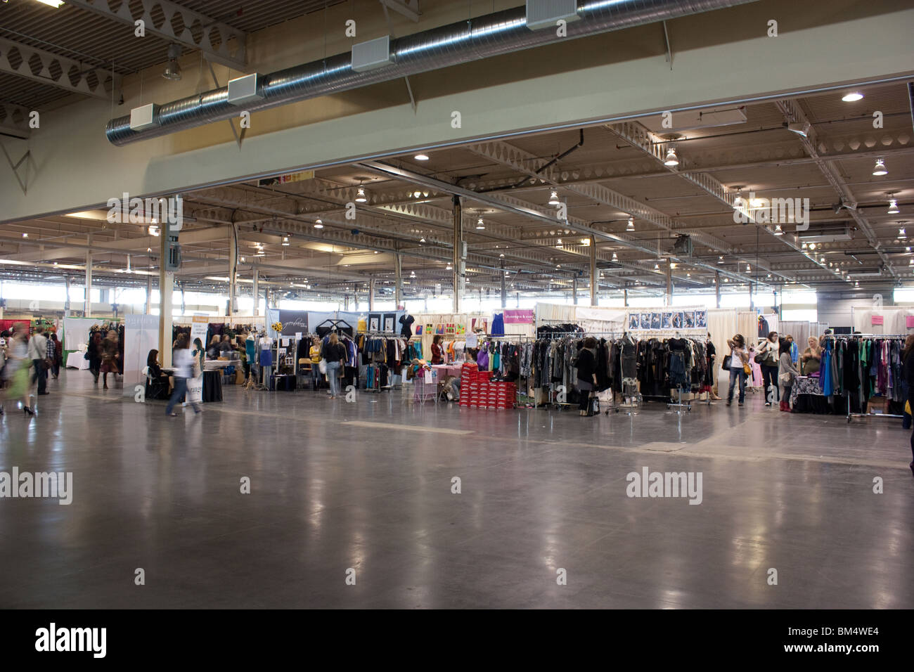 Crowd of shoppers hi-res stock photography and images - Alamy