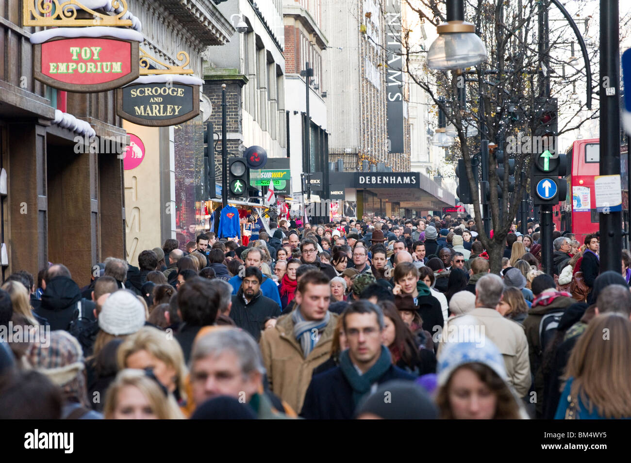 Crowded crowd crowd london street streets scene scenes hi-res stock ...