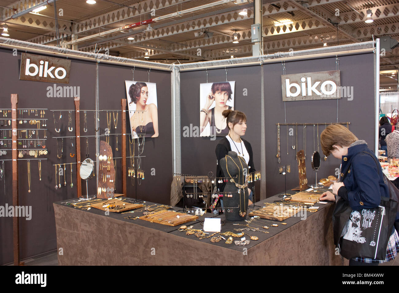 art craft vendor booth female customer shopper Stock Photo - Alamy