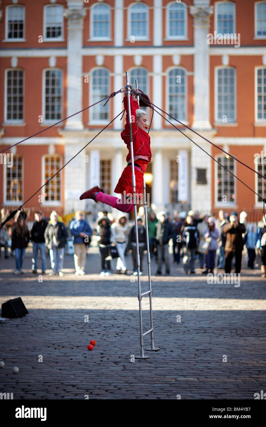 Street performance covent garden hi-res stock photography and images ...