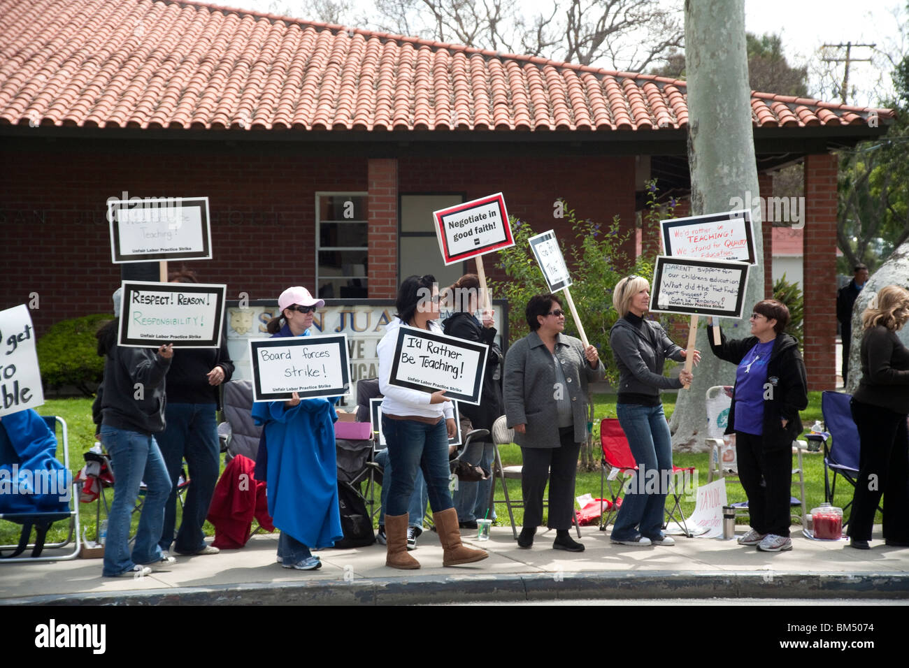 Strike picket sign hi-res stock photography and images - Alamy