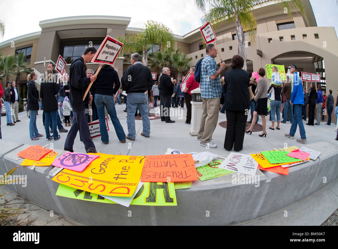 Crowd carrying protest signs hi-res stock photography and images - Alamy
