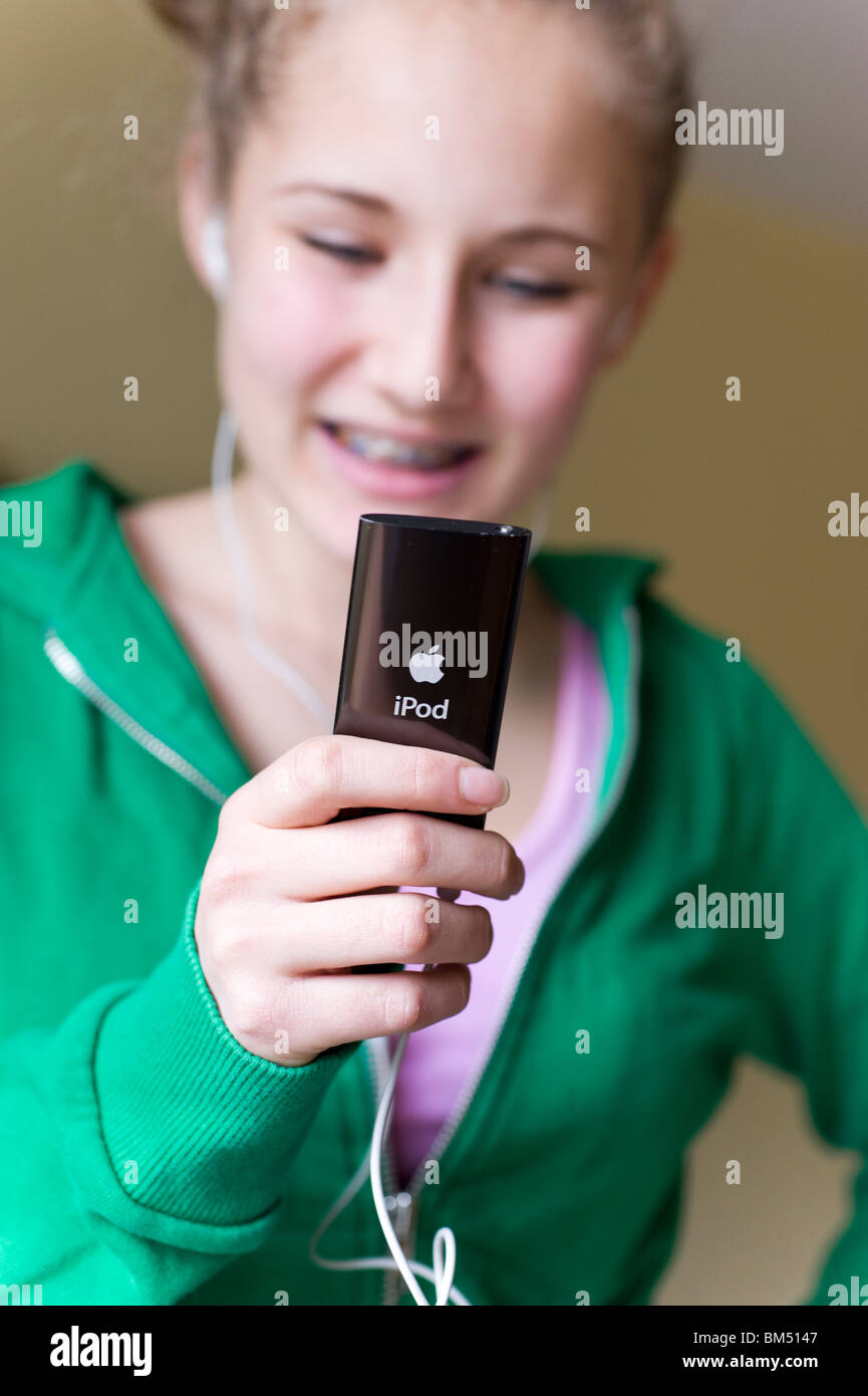 Teenager with ipod hi-res stock photography and images - Alamy
