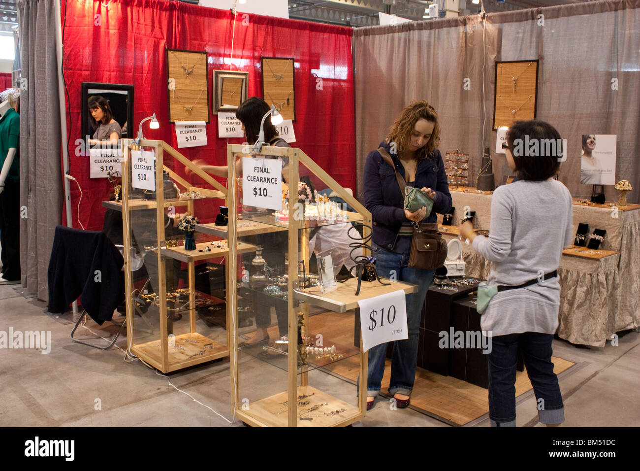 Crowd of shoppers hi-res stock photography and images - Alamy