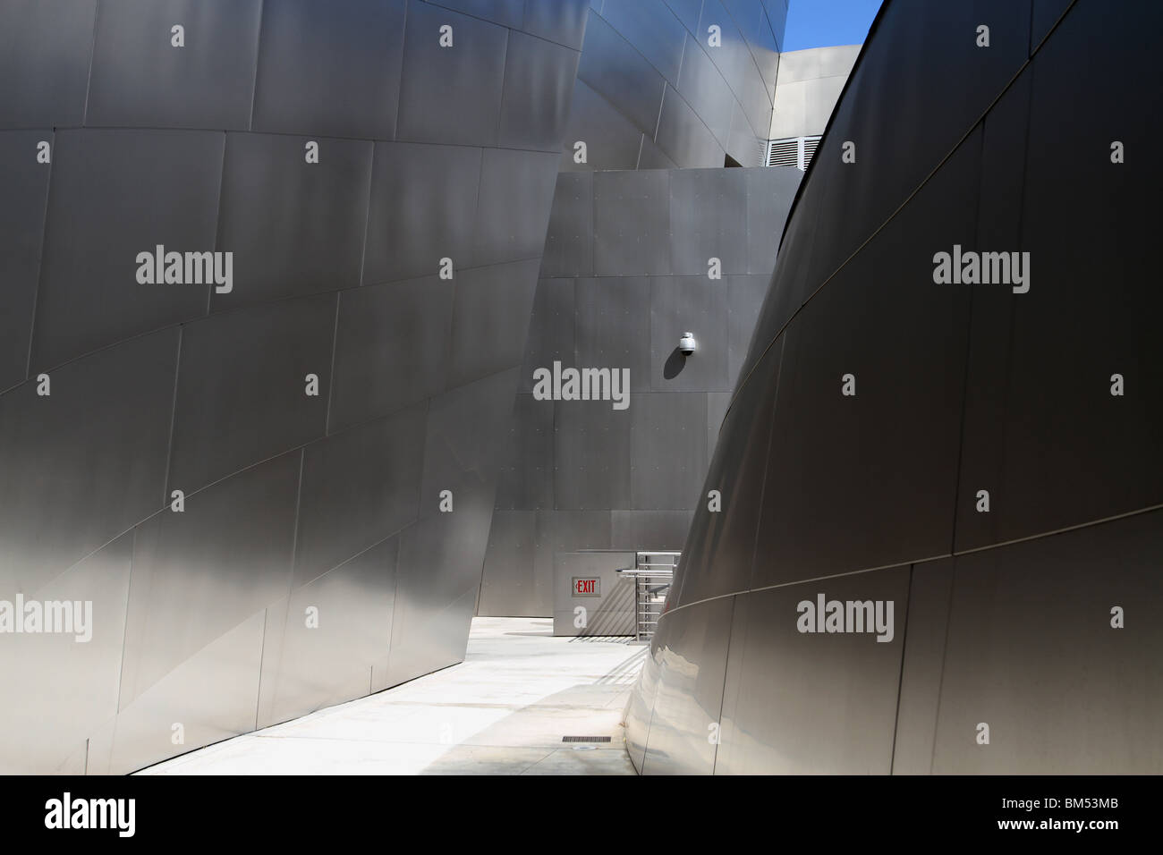 The Walt Disney Concert Hall designed by Frank Gehry in Los Angeles ...