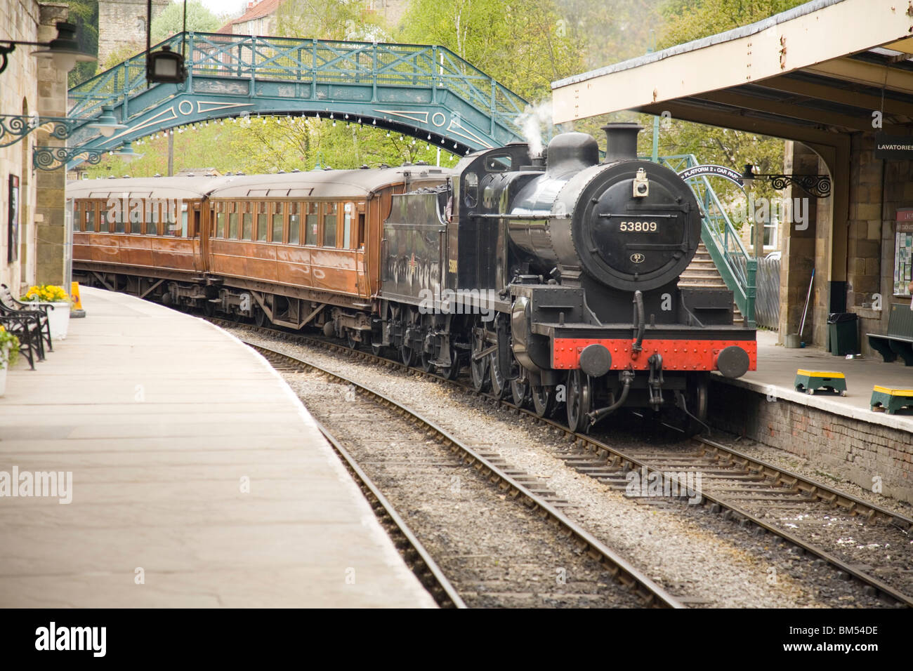53809 7F 2-8-0 locomotive Pickering Stock Photo - Alamy