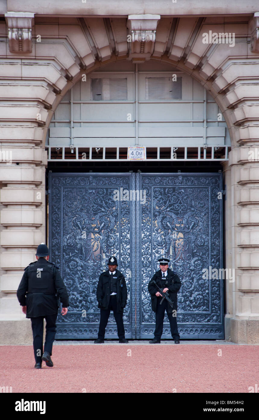 Armed police at buckingham palace hi-res stock photography and images ...