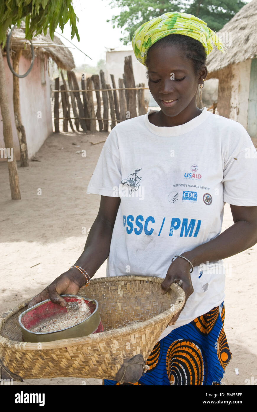 African woman pounding peanuts, Senegal, Africa Stock Photo - Alamy
