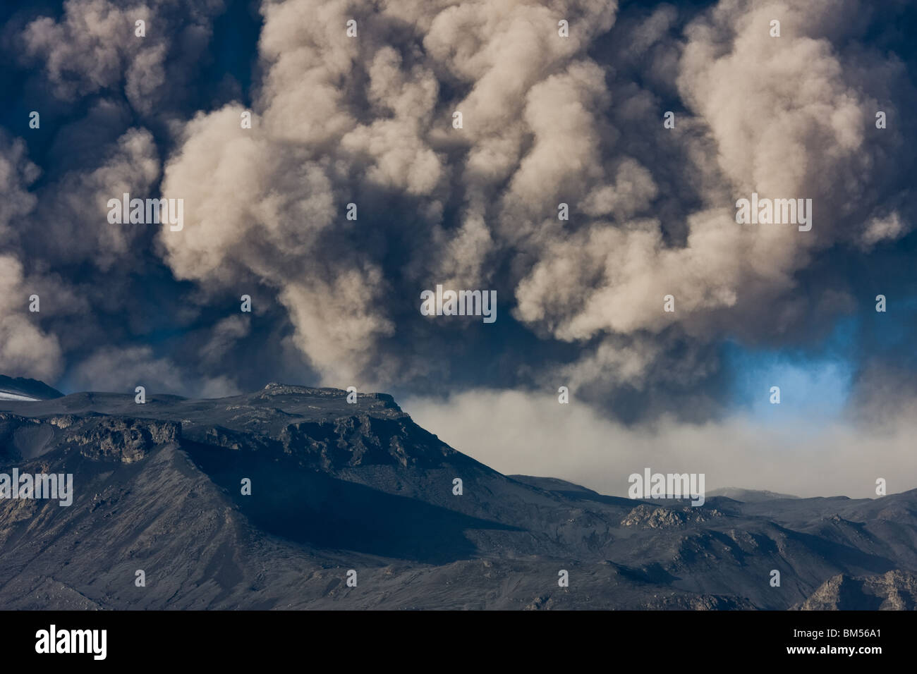 Volcano eruption ash hi-res stock photography and images - Alamy