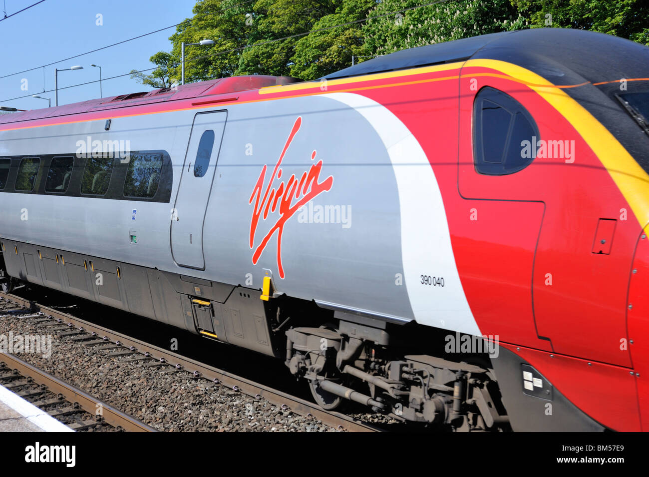 Virgin Trains Class 390 Pendolino 390 040 "Virgin Pathfinder" at speed ...