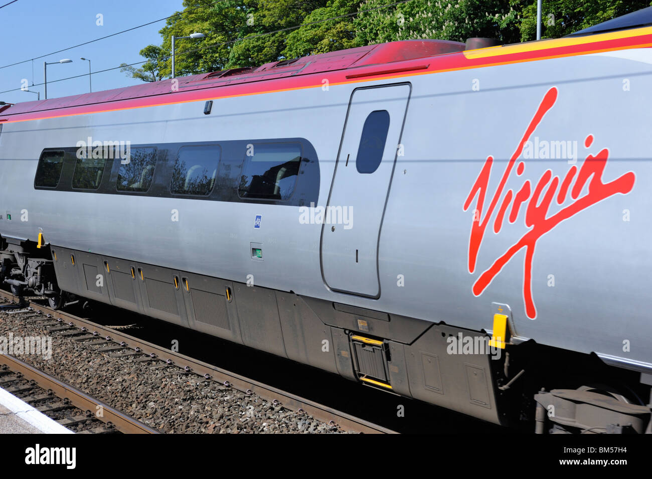 Virgin Trains Class 390 Pendolino 390 040 "Virgin Pathfinder" at speed ...