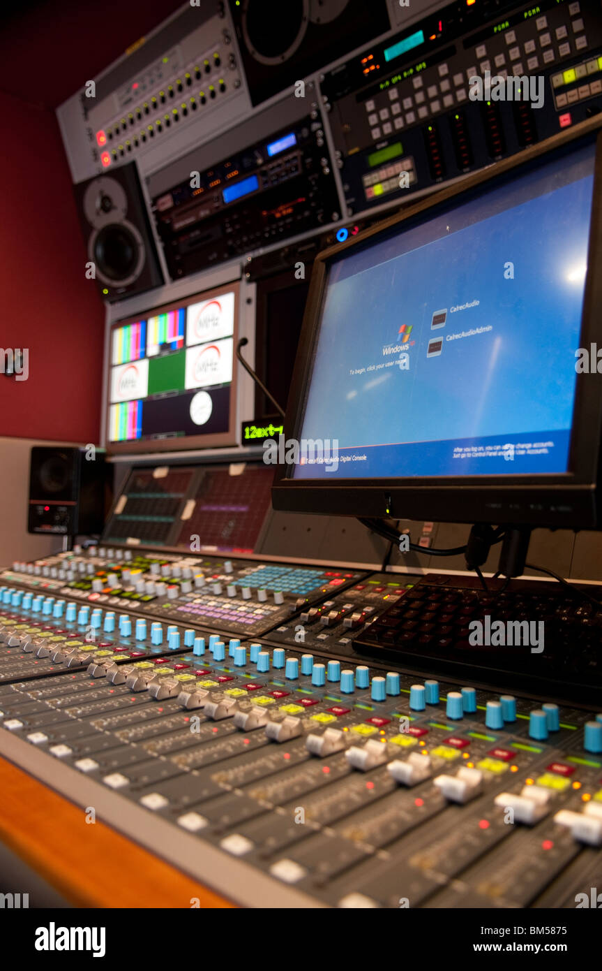 Tv production control room hi-res stock photography and images - Alamy