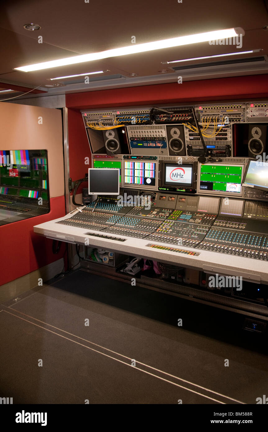 Tv production control room hi-res stock photography and images - Alamy