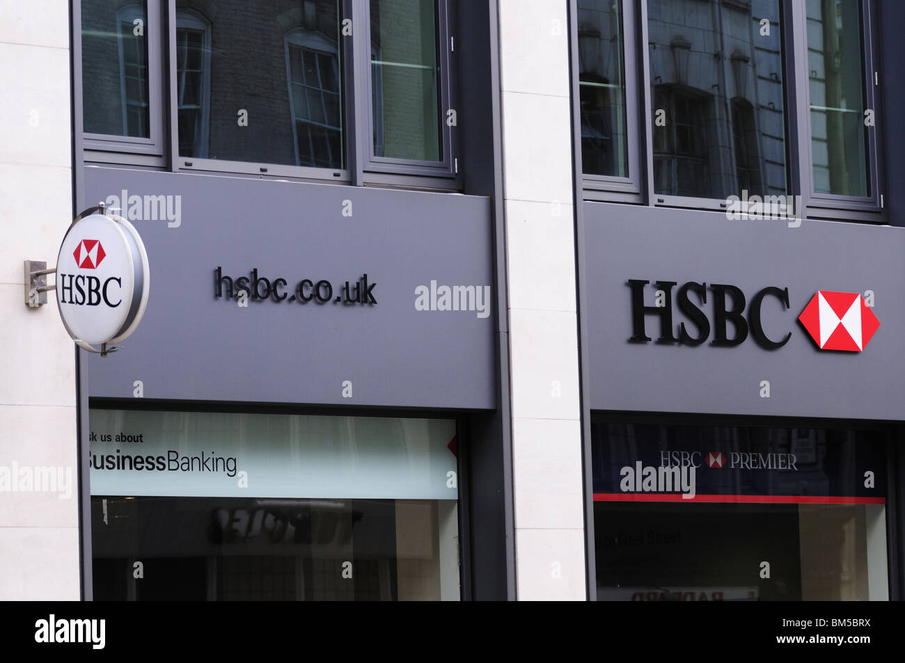 Hsbc logo high street bank hi-res stock photography and images - Alamy