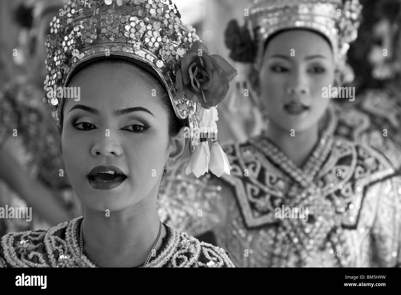 Thai Dancers, Erewan Shrine, Bangkok, Thailand Stock Photo - Alamy