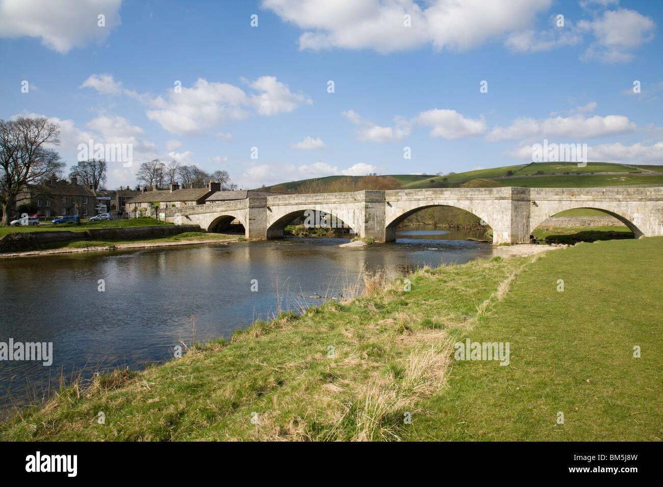 Burnsall bridge over the river Wharfe, North Yorkshire, England Stock ...