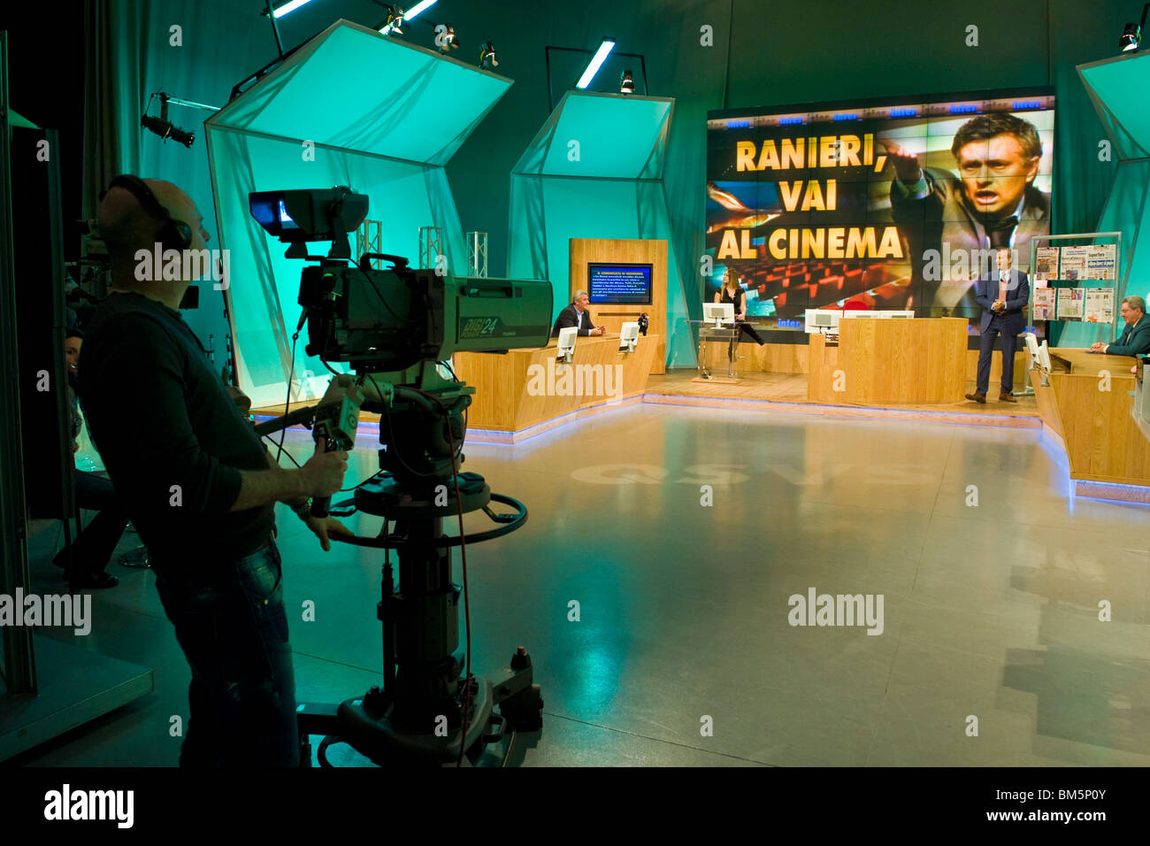 Qsvs show hi-res stock photography and images - Alamy