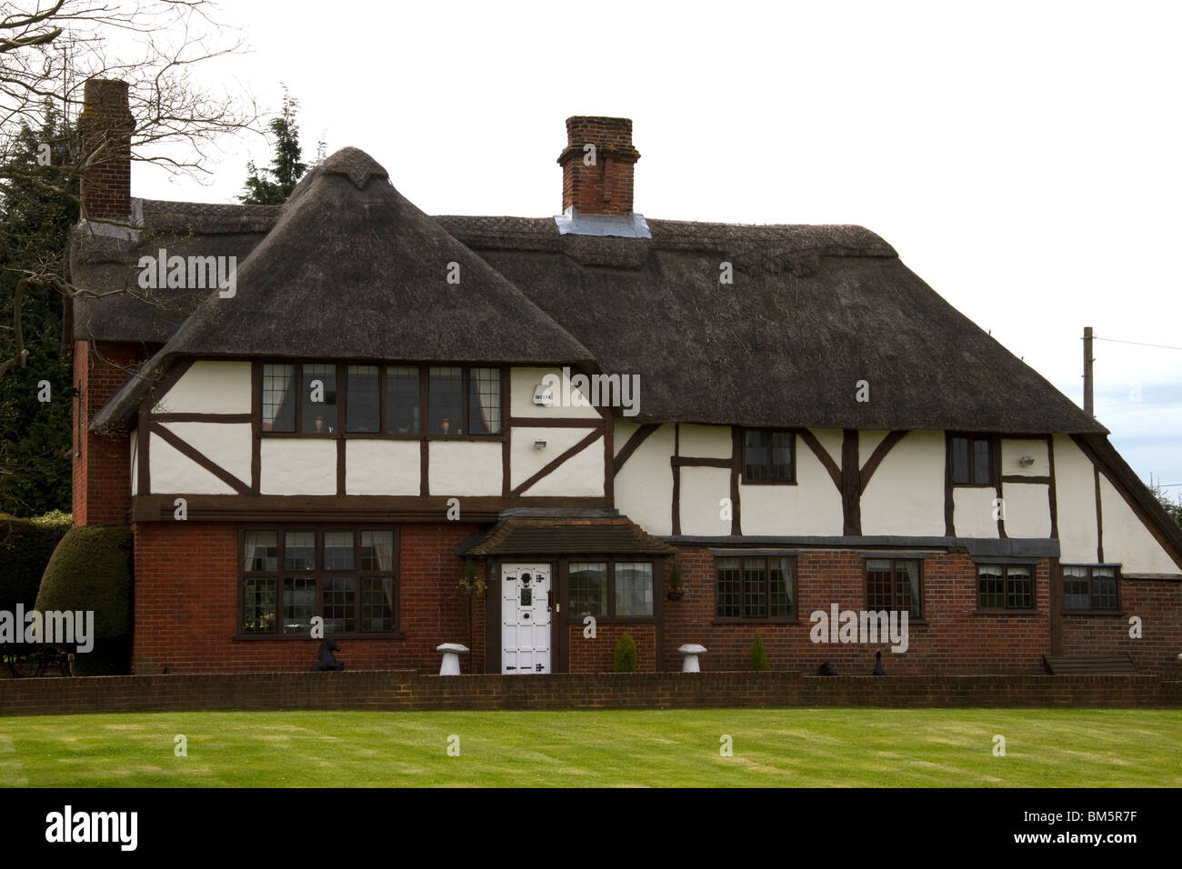 English Thatched Country Cottage Stock Photo - Alamy