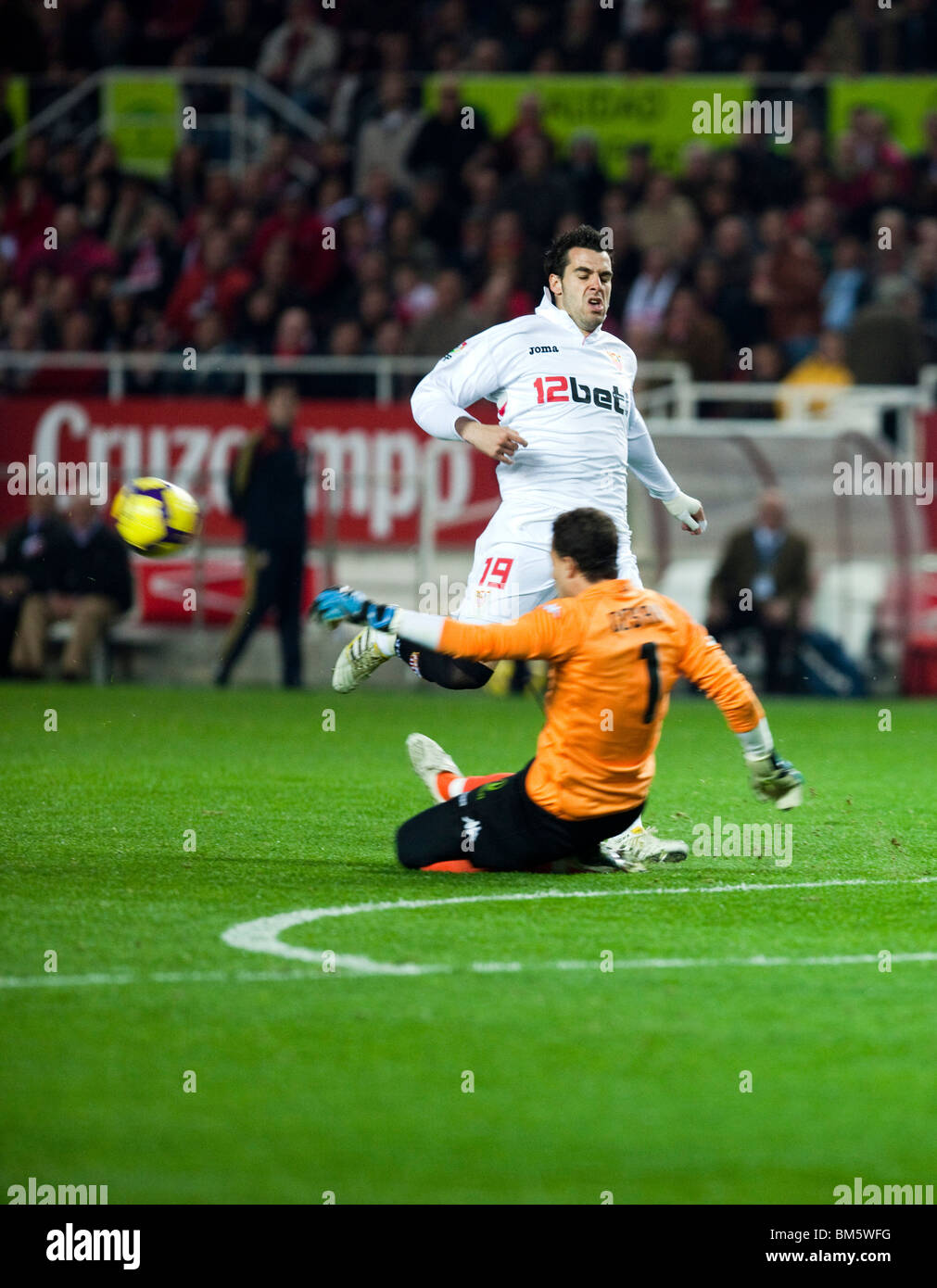 Cesar, Valencia goalkeeper, kicks the ball before Negredo Stock Photo ...