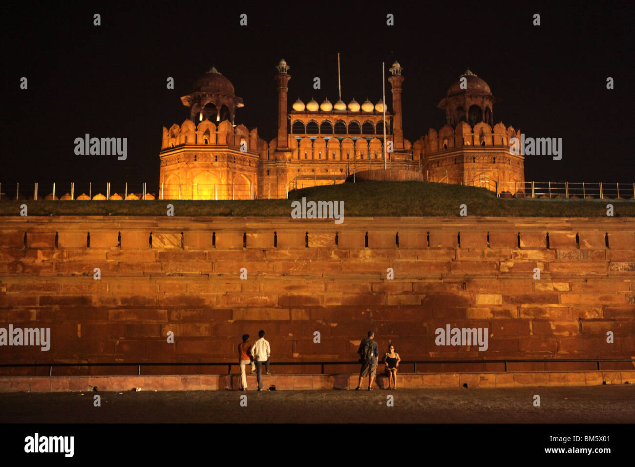 Red fort night india hi-res stock photography and images - Alamy