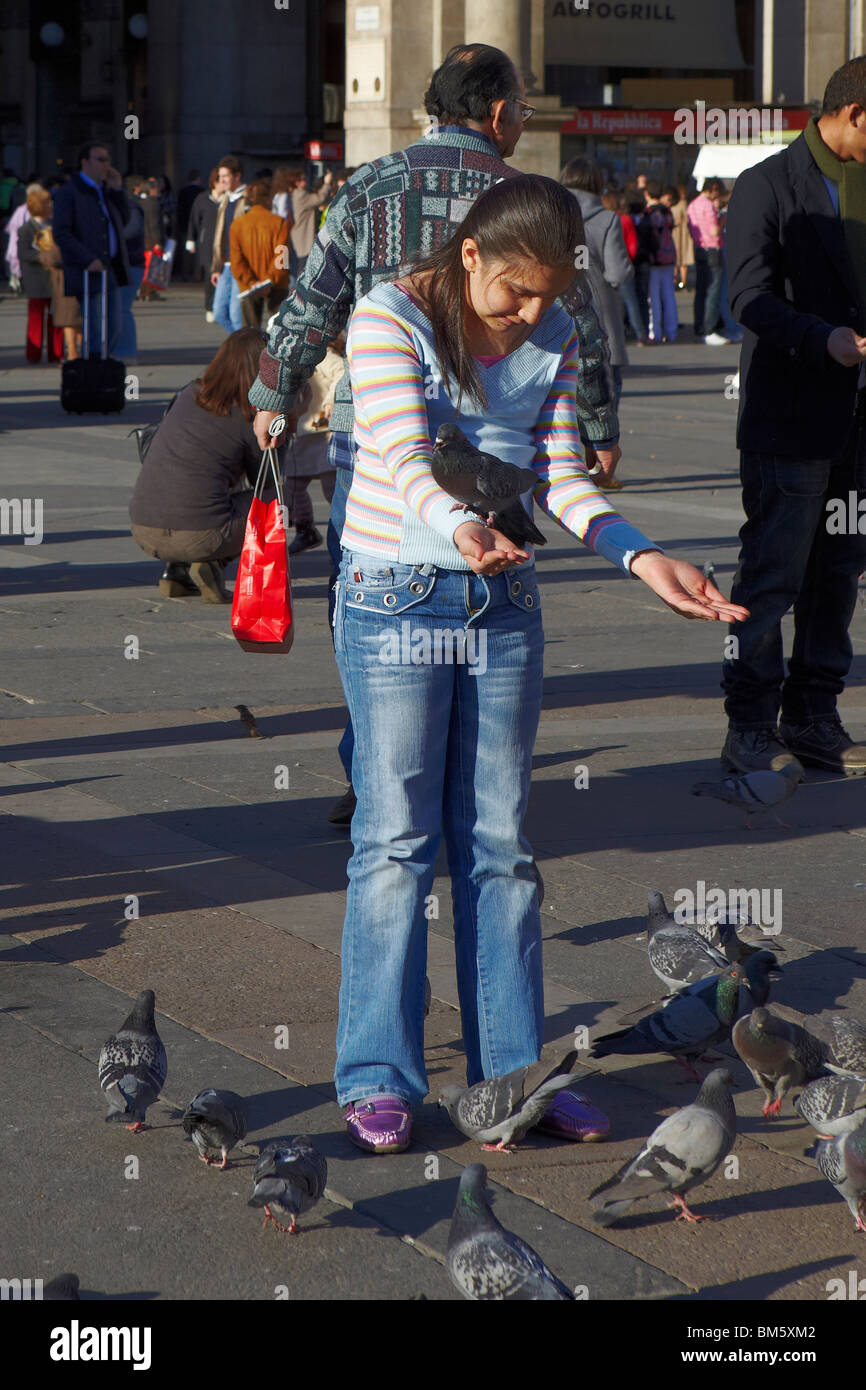 Pigeons in milan hi-res stock photography and images - Alamy