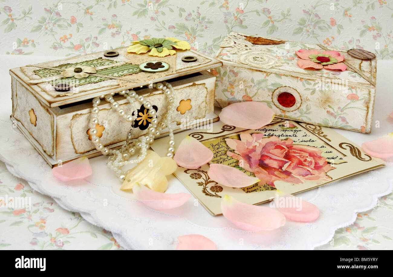 Retro little paper gift box and beads Stock Photo - Alamy