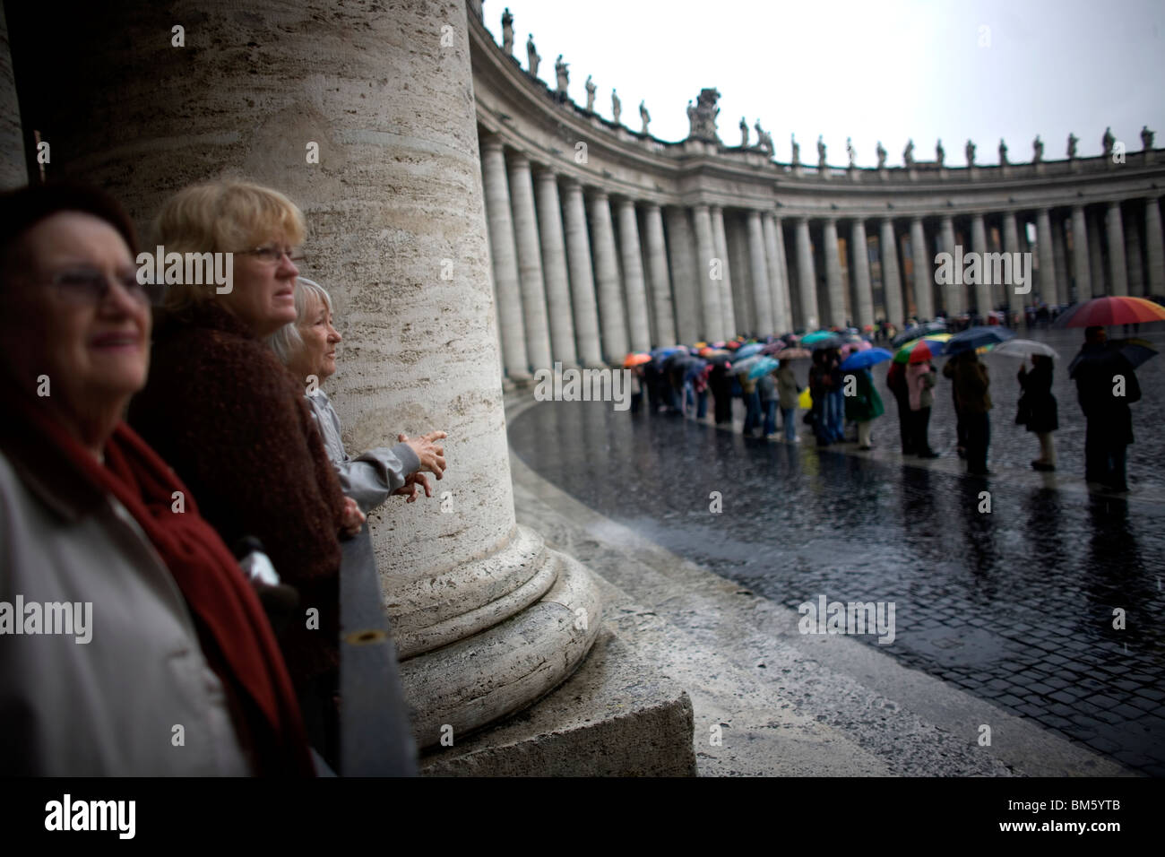Saint peters basilica vatican line hi-res stock photography and images ...