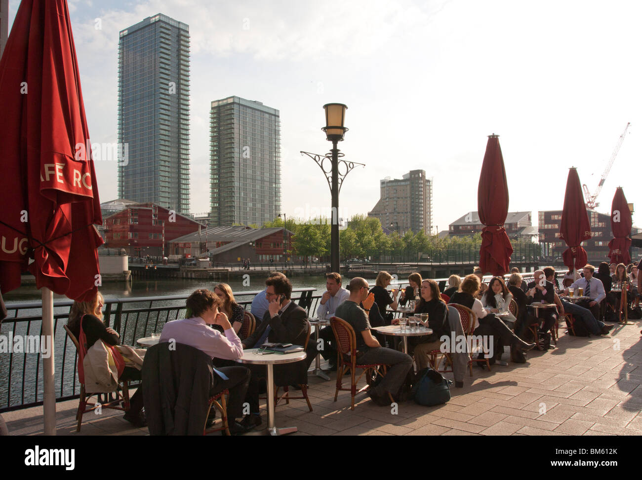 Office workers outdoor dining hi-res stock photography and images - Alamy