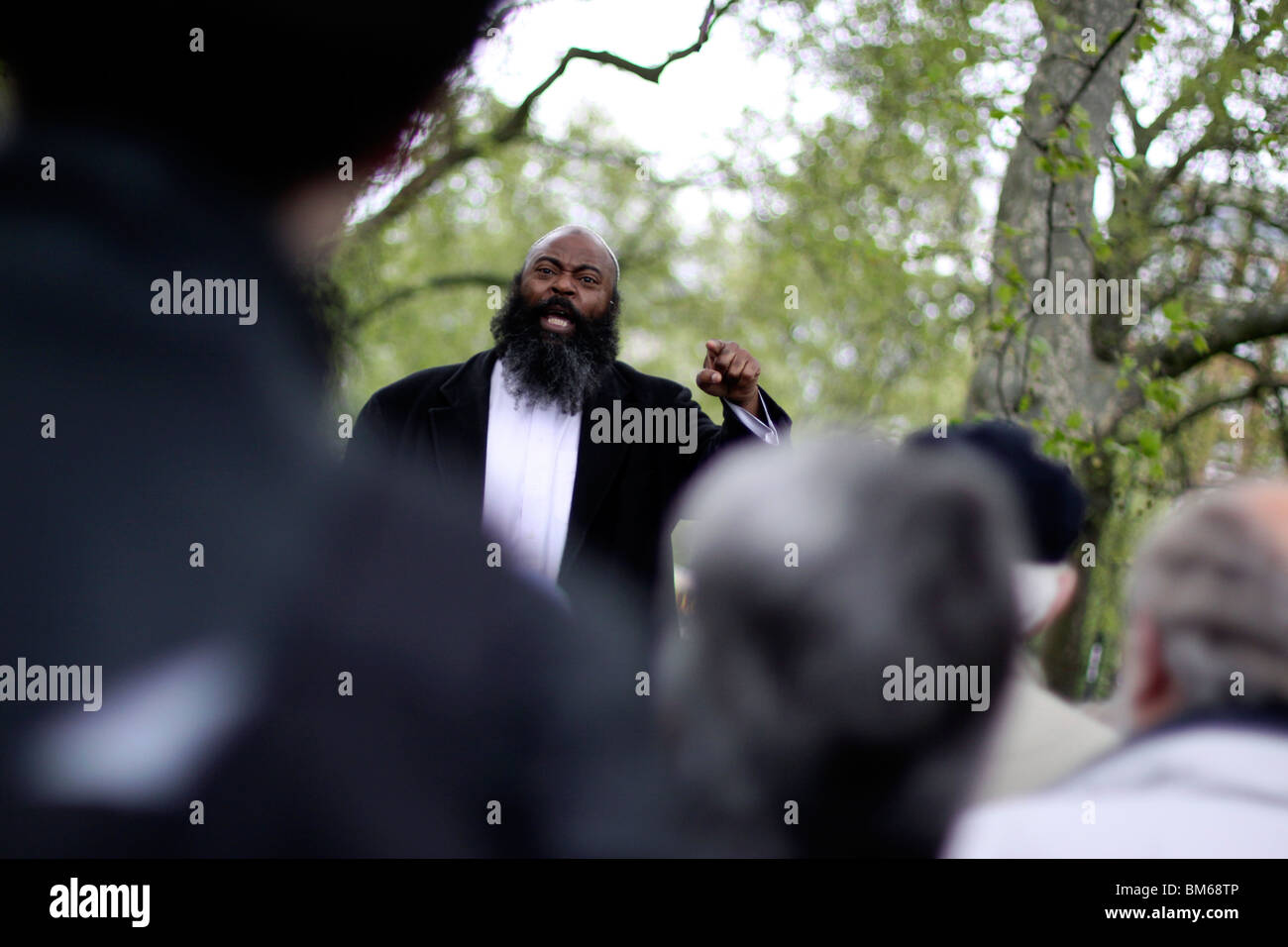Muslim man addressing a crowd at Speakers' Corner in Hyde Park, London ...
