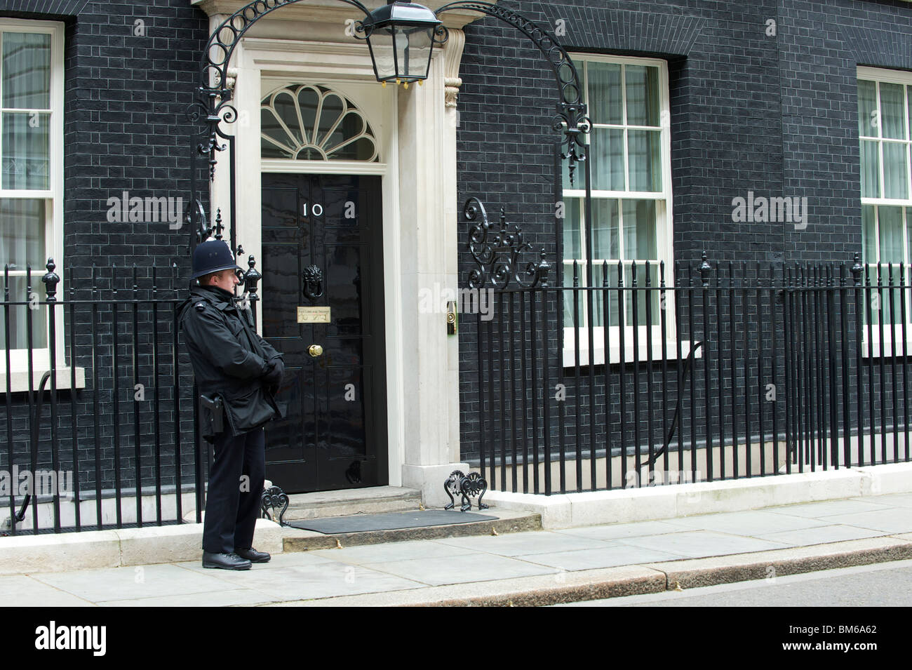 10 Downing Street with London Bobby policeman standing guard Stock ...
