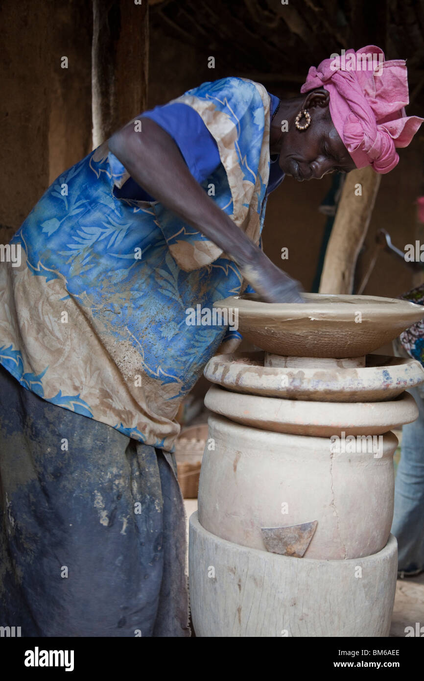 Mali pottery women hi-res stock photography and images - Alamy