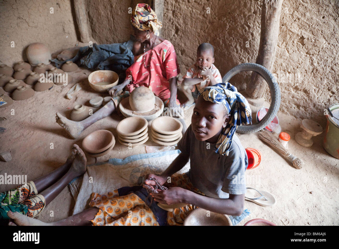 Mali pottery women hi-res stock photography and images - Alamy