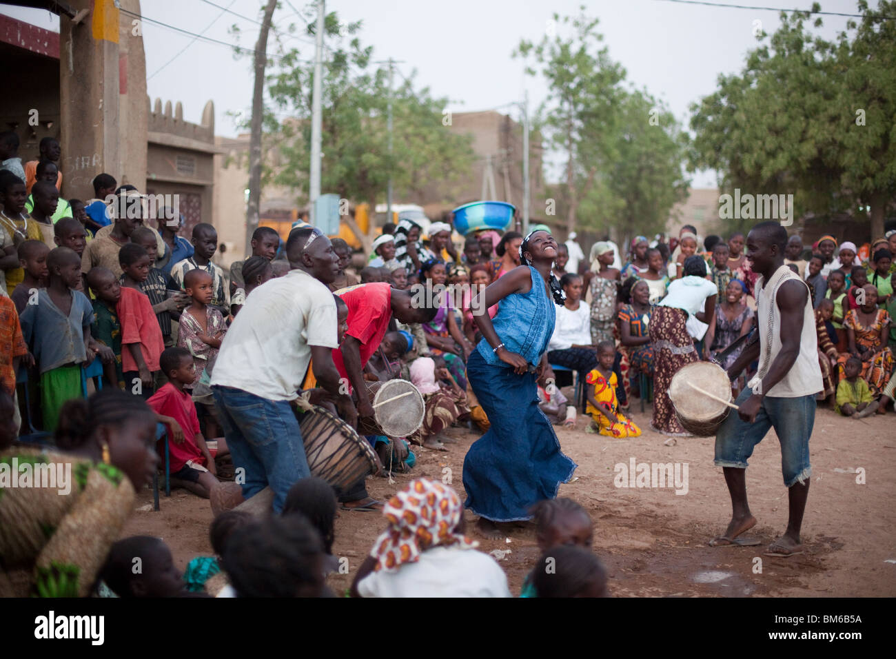 African drum dance mali hi-res stock photography and images - Alamy