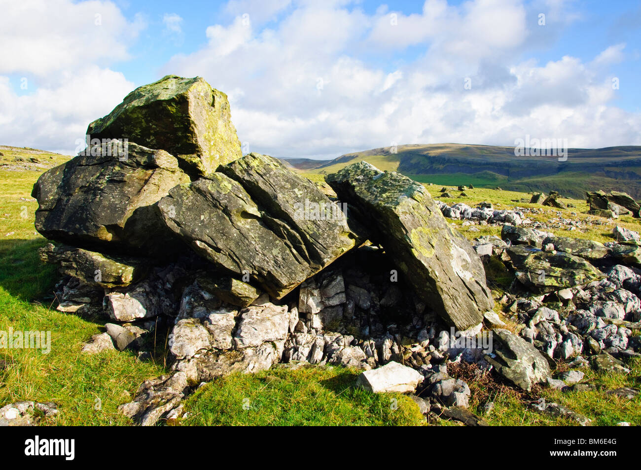 Norber erratic boulders hi-res stock photography and images - Alamy