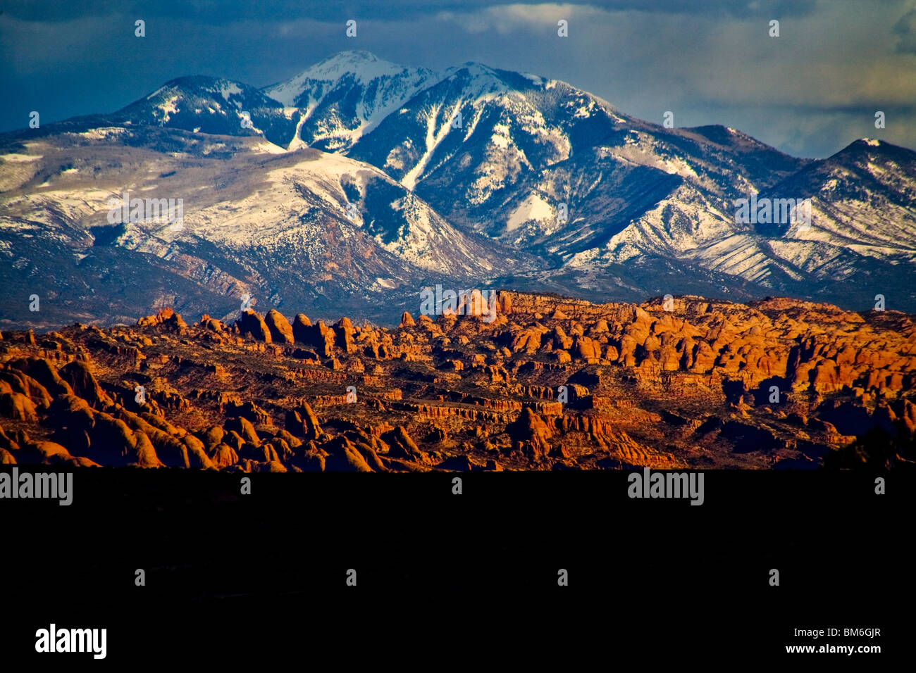 Setting sun shines on the "needle" rock formations of Canyonlands ...