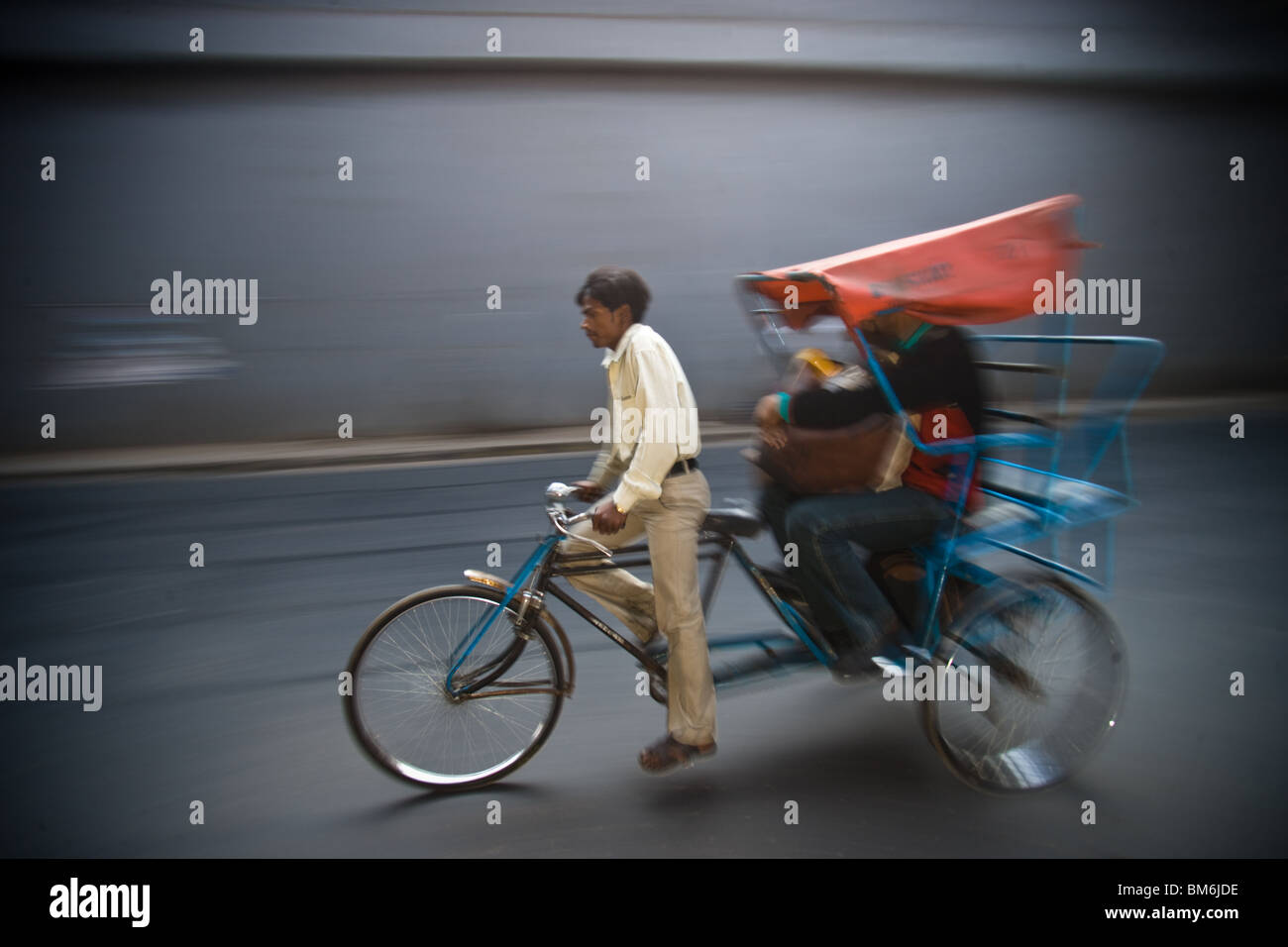 Cycle rickshaw rider peddles through Delhi, India Stock Photo - Alamy