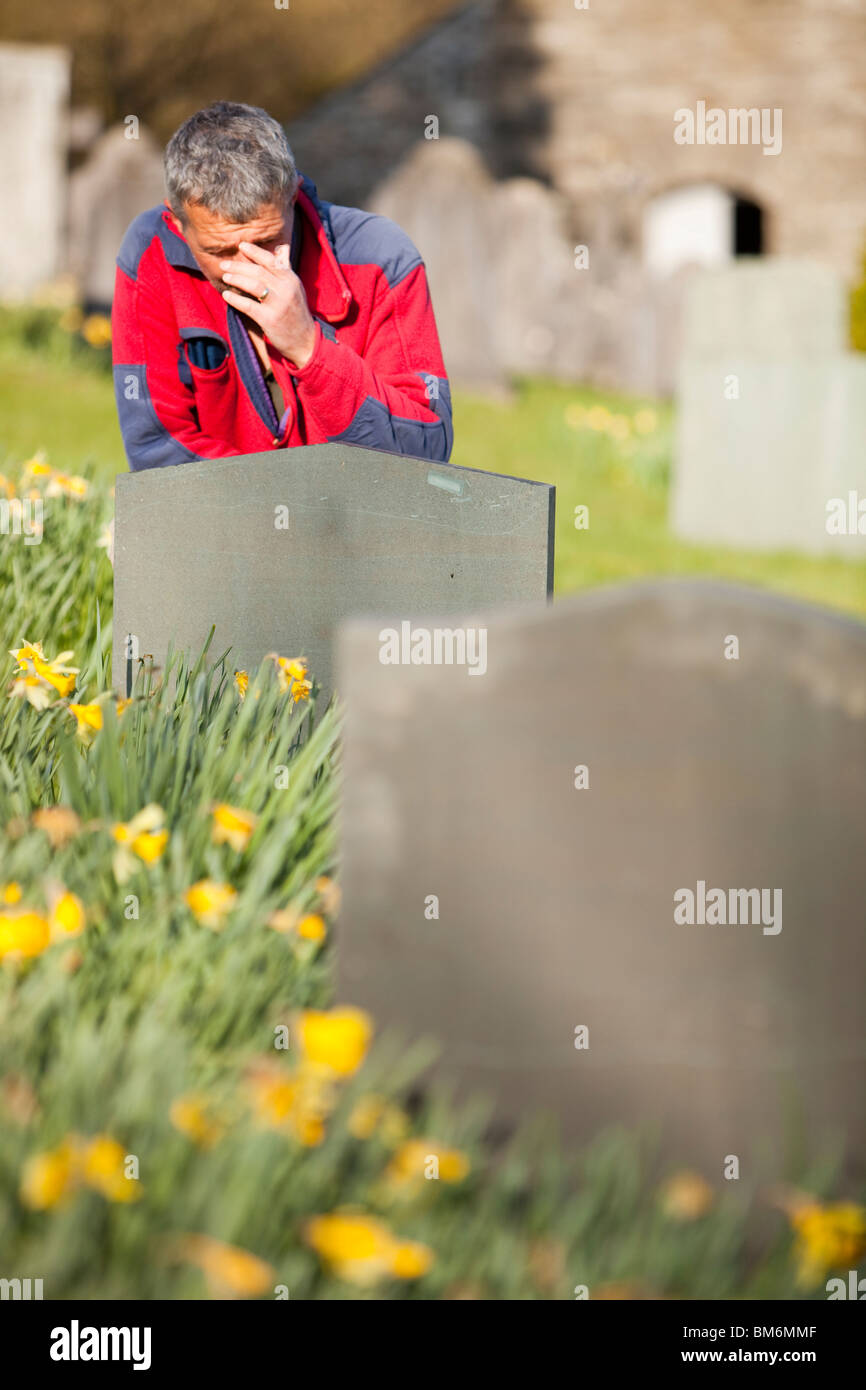 Kneeling mourner hi-res stock photography and images - Alamy