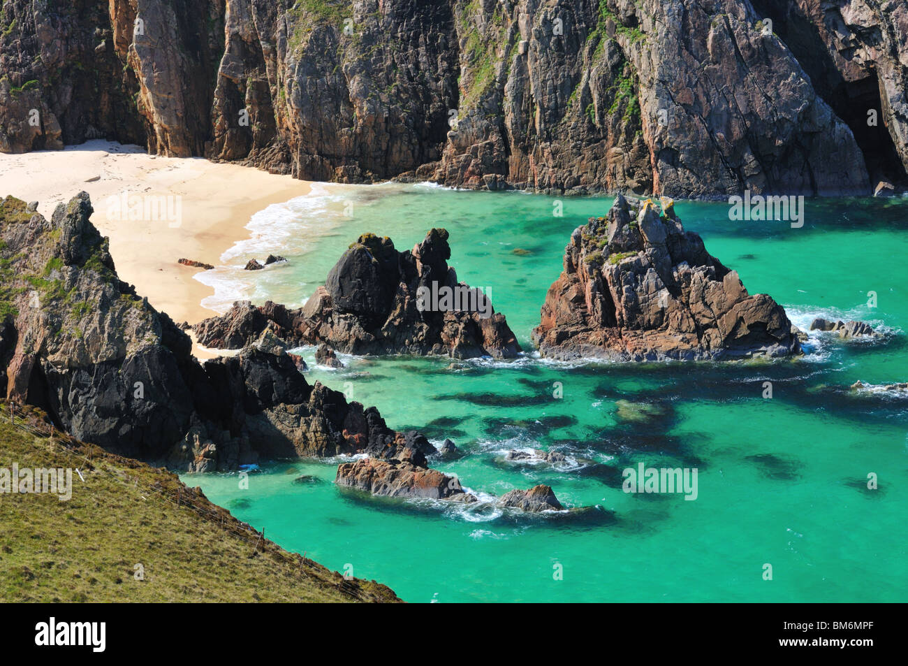 Sandy Bay surrounded by rocks and cliffs, Sutherland Stock Photo - Alamy