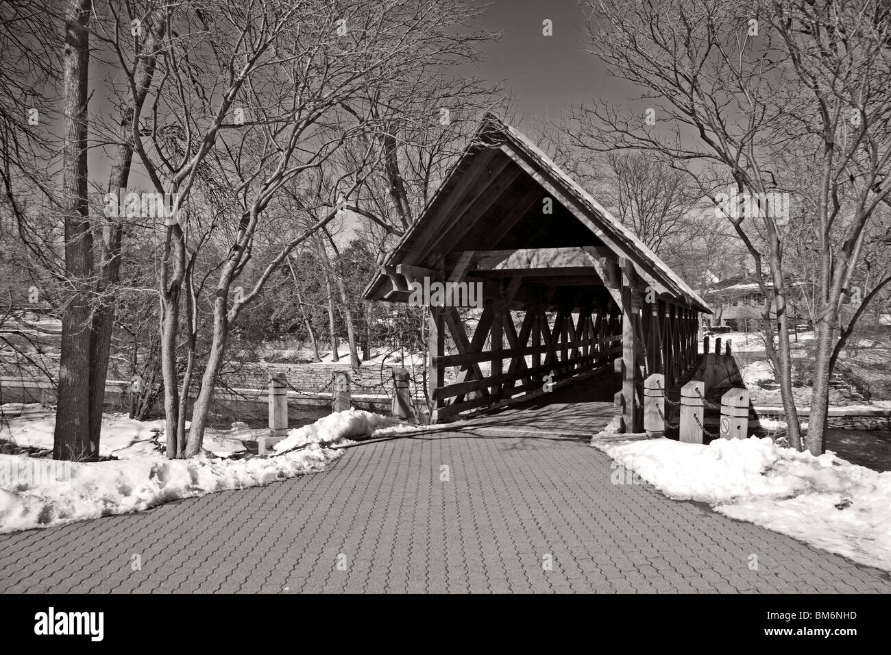 Winter in Naperville. Covered Bridge. DuPage river Stock Photo - Alamy