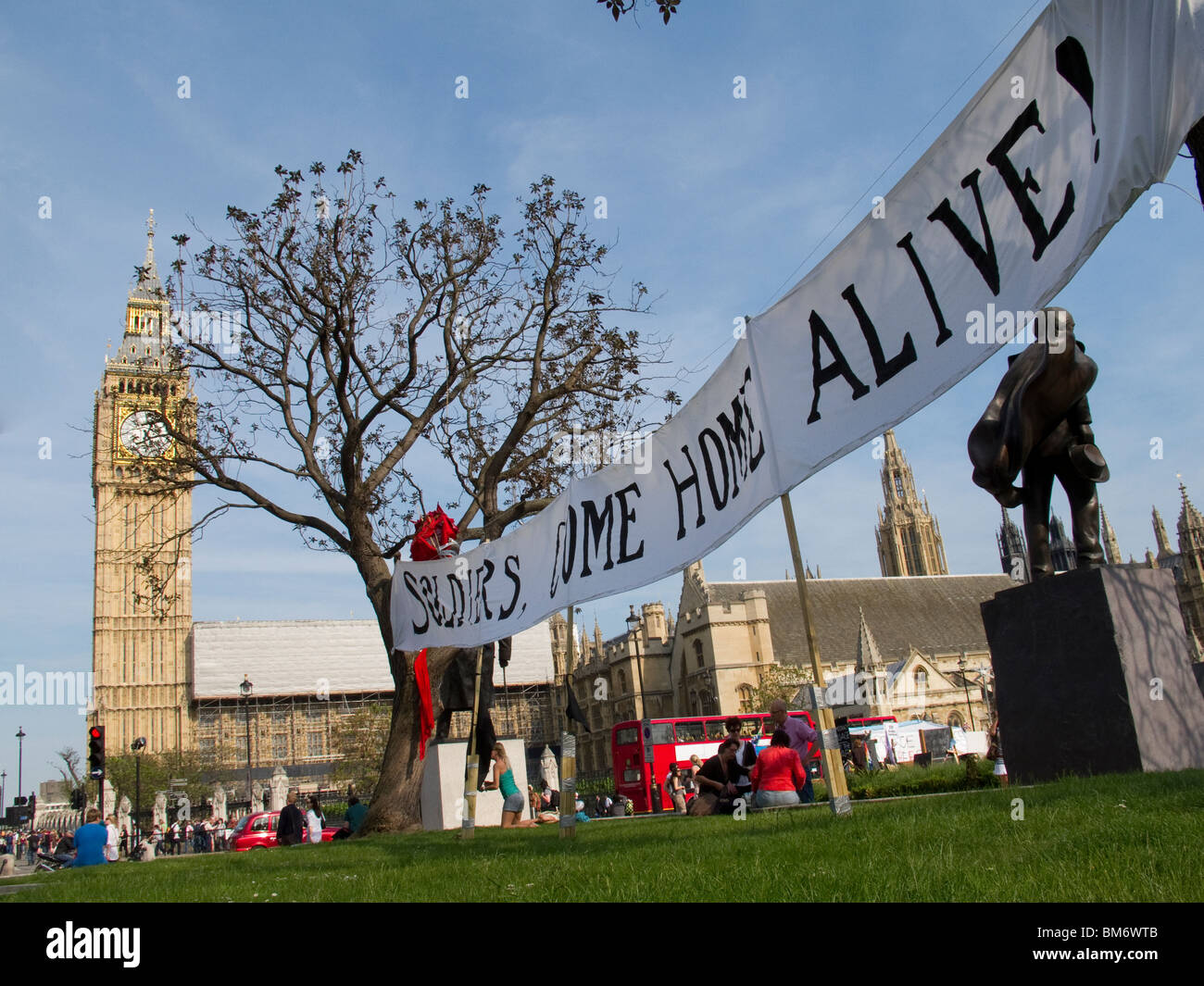 English anti war activists hi-res stock photography and images - Alamy