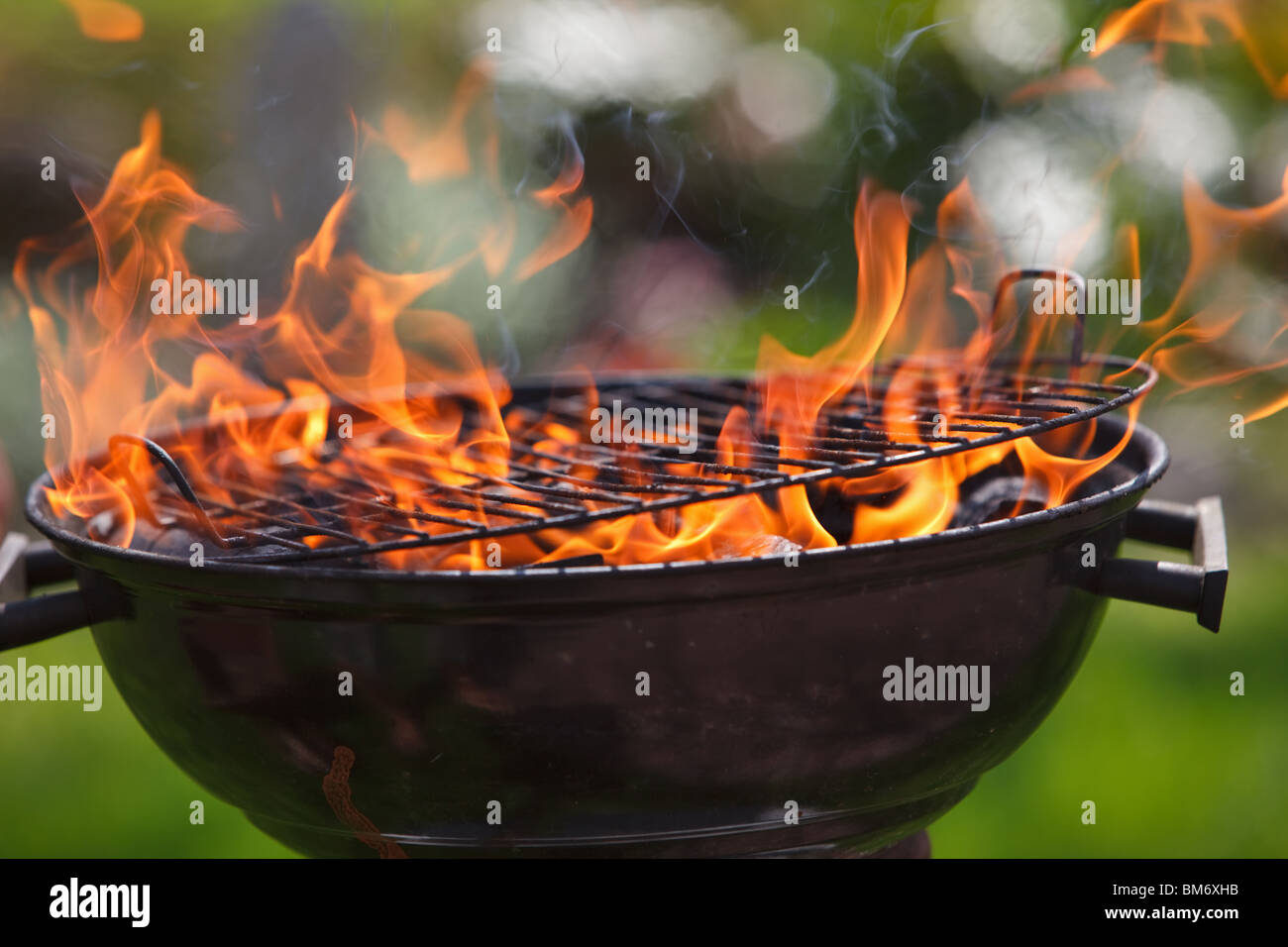 Round barbecue grill hi-res stock photography and images - Alamy