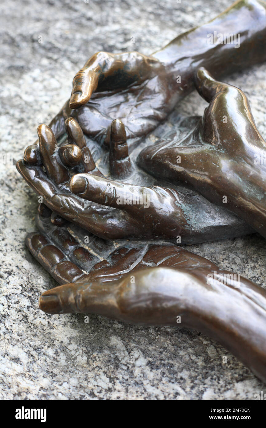 Welcoming hands exhibition by Louise Bourgeois at Tuileries Gardens ...