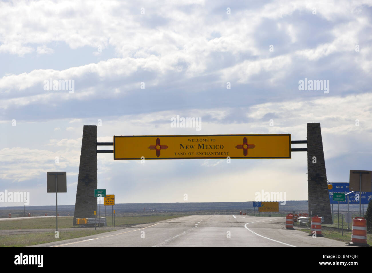 State of New Mexico welcome sign on highway, USA Stock Photo - Alamy