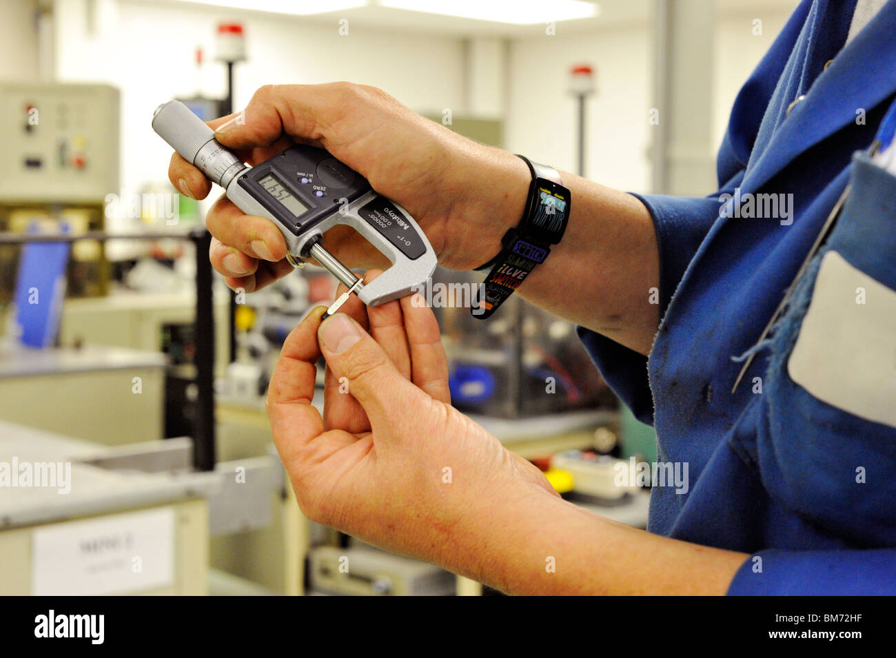 factory worker using micrometer to check measurements Stock Photo - Alamy