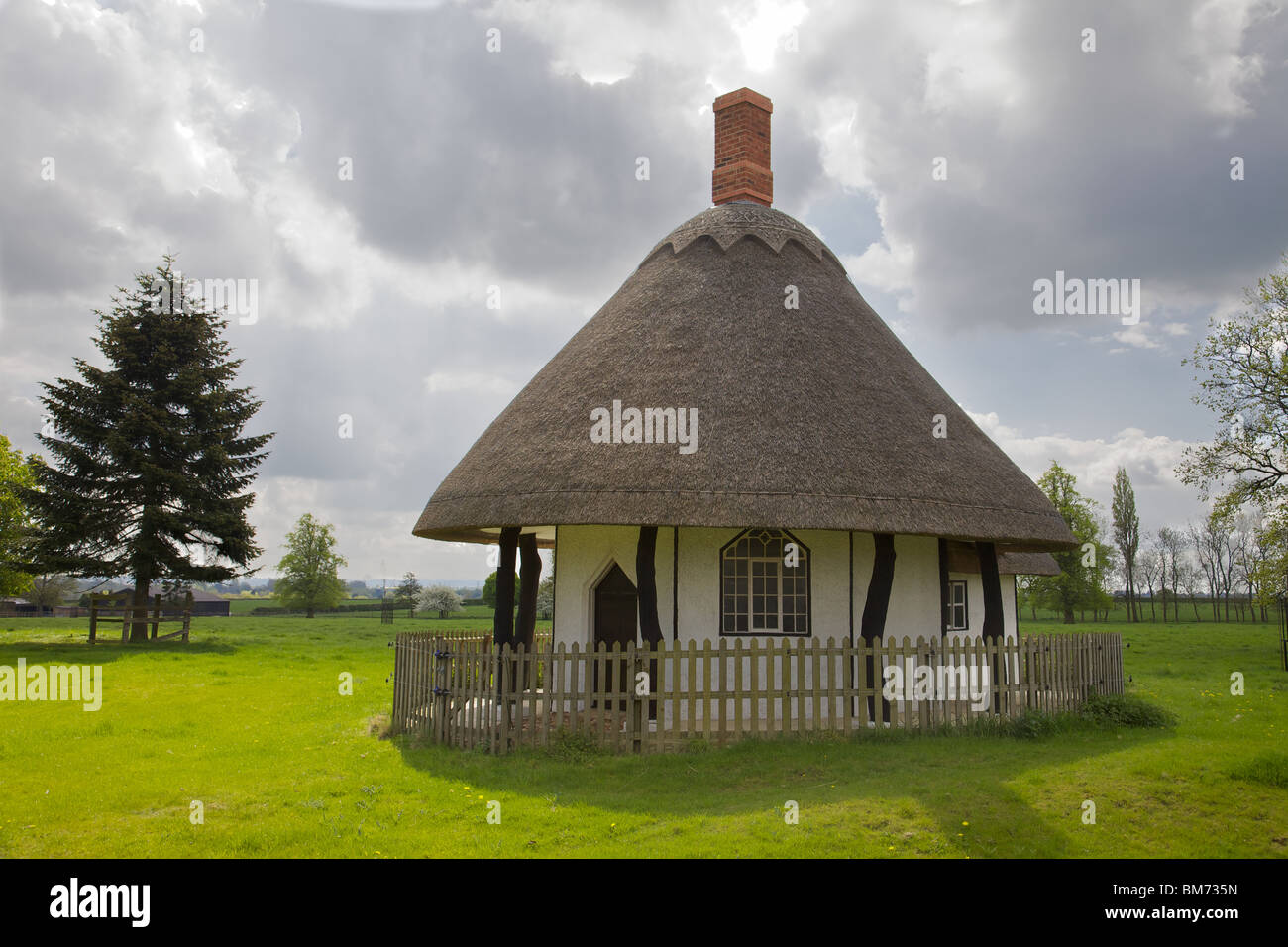 A pretty thatched gatehouse in Bedfordshire, England Stock Photo - Alamy
