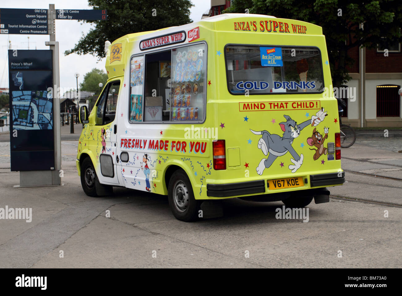 Yellow ice cream van hi-res stock photography and images - Alamy