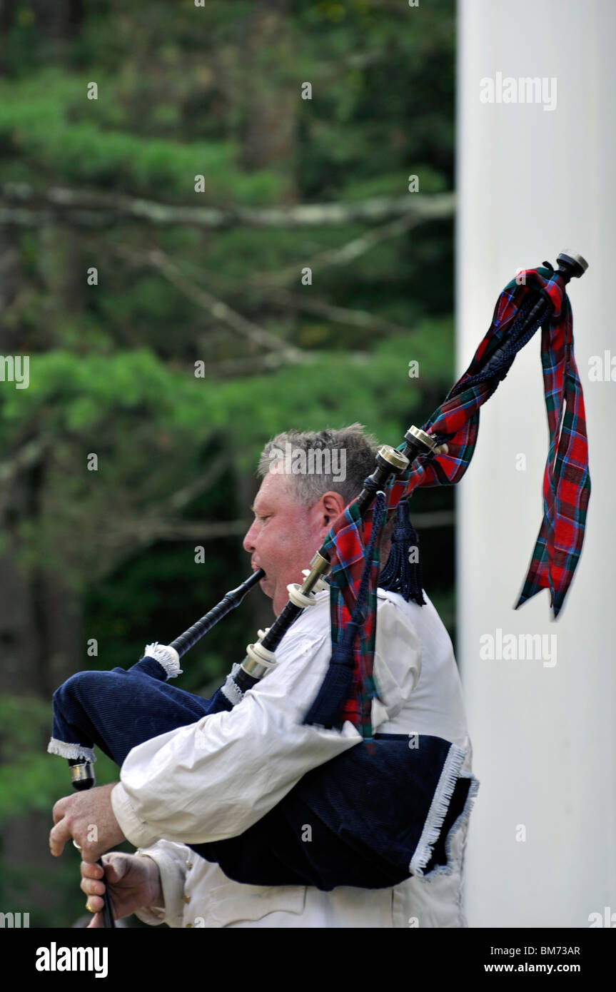 Scottish costumes hi-res stock photography and images - Alamy