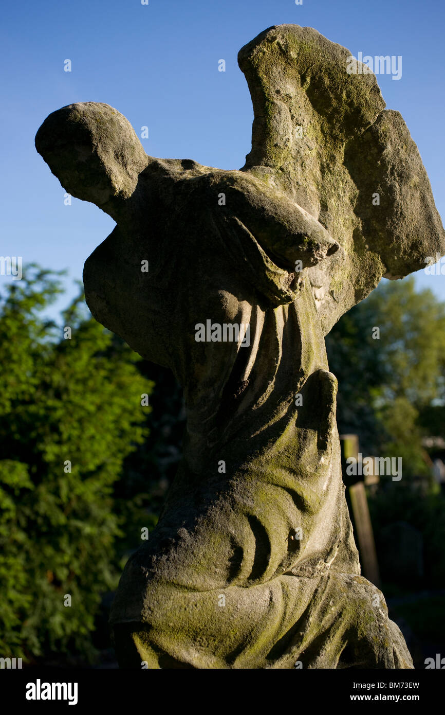 Damaged angel statue grave hi-res stock photography and images - Alamy