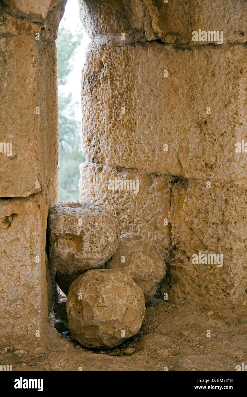 Arrow slit window hi-res stock photography and images - Alamy