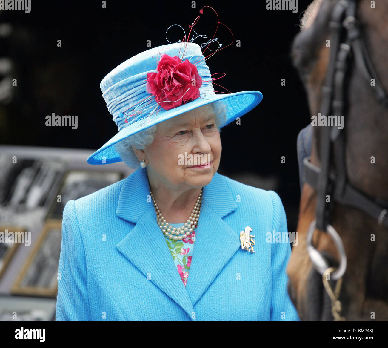 Queen elizabeth ii blue hat hi-res stock photography and images - Alamy